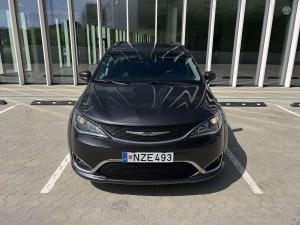 Grey Chrysler Pacifica 2018 in Vilnius, with an engine capacity of 3.61 L and mileage of 238 thousand km for 13800 €, photo 4 on AUTOMOTO.COM.LV