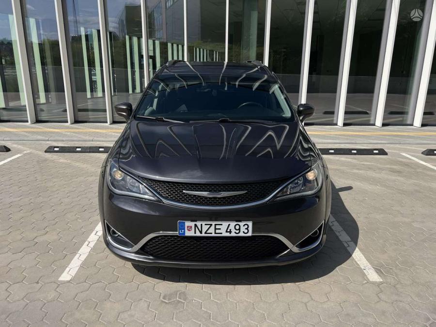Grey Chrysler Pacifica 2018 in Vilnius, with an engine capacity of 3.61 L and mileage of 238 thousand km for 13800 €, photo 4 on AUTOMOTO.COM.LV