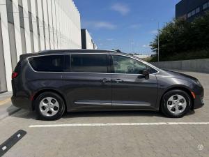 Grey Chrysler Pacifica 2018 in Vilnius, with an engine capacity of 3.61 L and mileage of 238 thousand km for 13800 €, photo 5 on AUTOMOTO.COM.LV