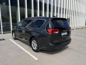 Grey Chrysler Pacifica 2018 in Vilnius, with an engine capacity of 3.61 L and mileage of 238 thousand km for 13800 €, photo 6 on AUTOMOTO.COM.LV