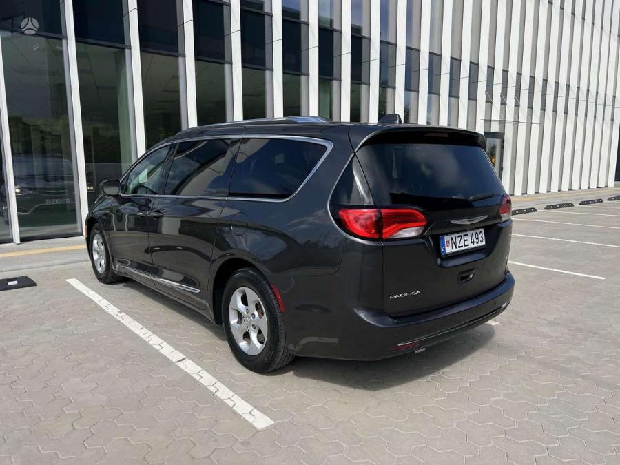 Grey Chrysler Pacifica 2018 in Vilnius, with an engine capacity of 3.61 L and mileage of 238 thousand km for 13800 €, photo 6 on AUTOMOTO.COM.LV