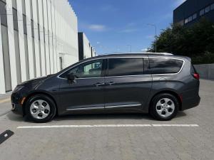 Grey Chrysler Pacifica 2018 in Vilnius, with an engine capacity of 3.61 L and mileage of 238 thousand km for 13800 €, photo 7 on AUTOMOTO.COM.LV