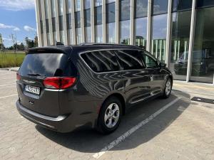 Grey Chrysler Pacifica 2018 in Vilnius, with an engine capacity of 3.61 L and mileage of 238 thousand km for 13800 €, photo 8 on AUTOMOTO.COM.LV