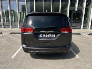 Grey Chrysler Pacifica 2018 in Vilnius, with an engine capacity of 3.61 L and mileage of 238 thousand km for 13800 €, photo 9 on AUTOMOTO.COM.LV