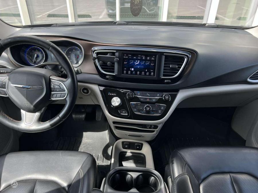 Grey Chrysler Pacifica 2018 in Vilnius, with an engine capacity of 3.61 L and mileage of 238 thousand km for 13800 €, photo 10 on AUTOMOTO.COM.LV
