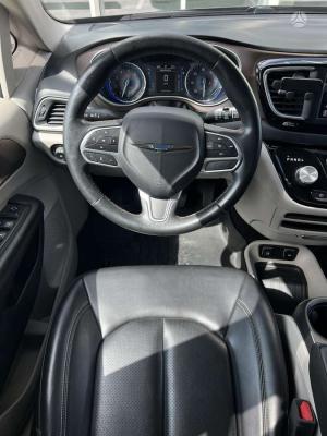 Grey Chrysler Pacifica 2018 in Vilnius, with an engine capacity of 3.61 L and mileage of 238 thousand km for 13800 €, photo 11 on AUTOMOTO.COM.LV