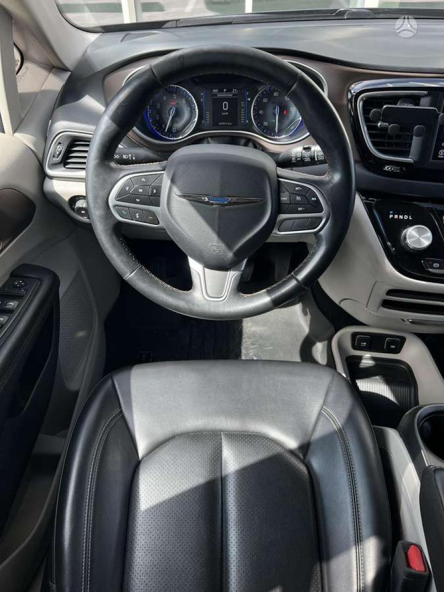 Grey Chrysler Pacifica 2018 in Vilnius, with an engine capacity of 3.61 L and mileage of 238 thousand km for 13800 €, photo 11 on AUTOMOTO.COM.LV