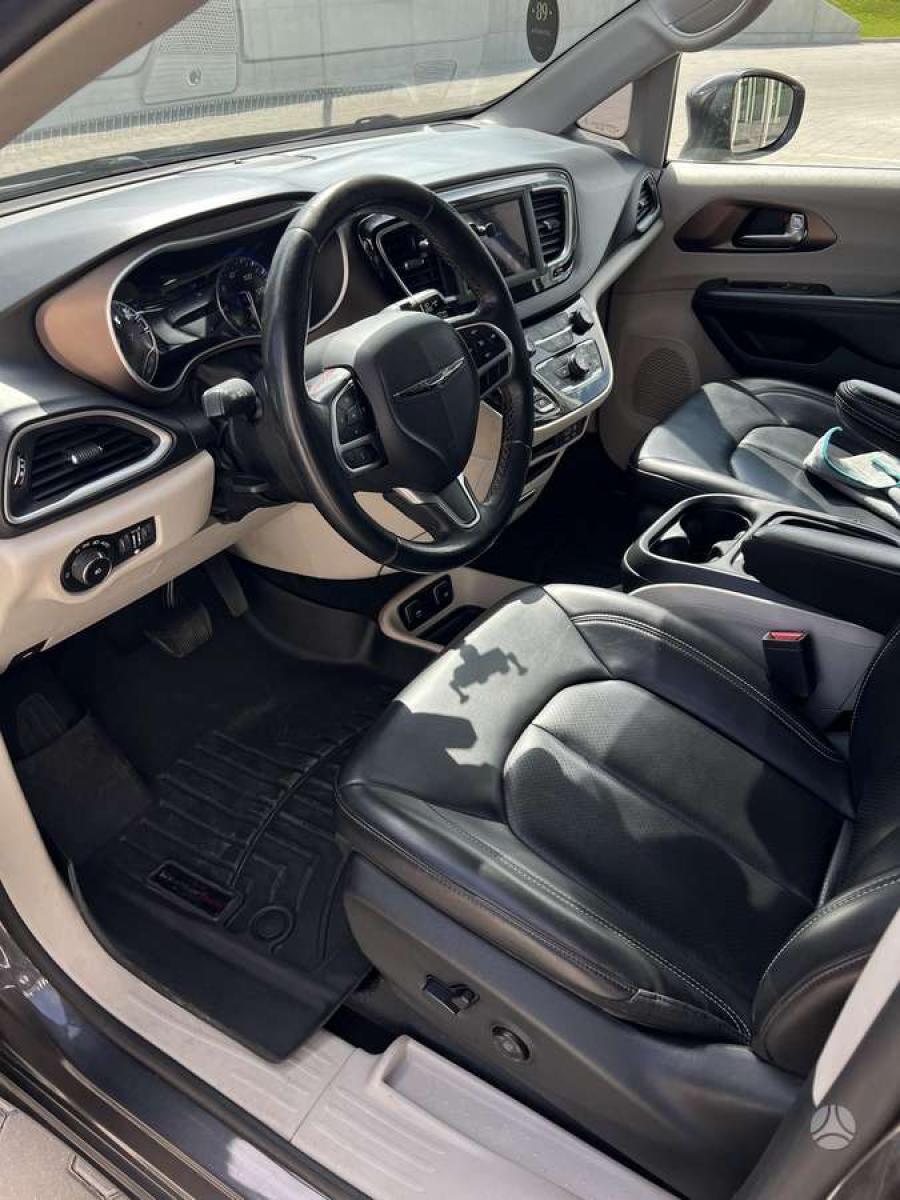 Grey Chrysler Pacifica 2018 in Vilnius, with an engine capacity of 3.61 L and mileage of 238 thousand km for 13800 €, photo 12 on AUTOMOTO.COM.LV