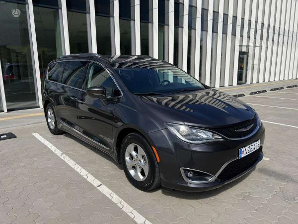 Grey Chrysler Pacifica 2018 in Vilnius, with an engine capacity of 3.61 L and mileage of 238 thousand km for 13800 €, photo 1 on AUTOMOTO.COM.LV