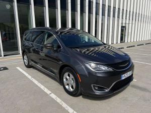 Pelēks Chrysler Pacifica 2018 Viļņa, ar dzinēja tilpumu 3.61 L un nobraukumu 238 tūkst. km par 13800 €, foto  vietnē AUTOMOTO.COM.LV