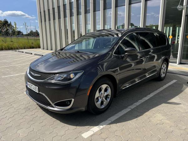 Grey Chrysler Pacifica 2018 in Vilnius, with an engine capacity of 3.61 L and mileage of 238 thousand km for 13800 €, photo 2 on AUTOMOTO.COM.LV