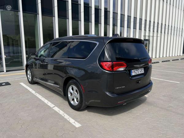 Grey Chrysler Pacifica 2018 in Vilnius, with an engine capacity of 3.61 L and mileage of 238 thousand km for 13800 €, photo 5 on AUTOMOTO.COM.LV