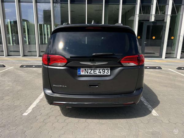 Grey Chrysler Pacifica 2018 in Vilnius, with an engine capacity of 3.61 L and mileage of 238 thousand km for 13800 €, photo 8 on AUTOMOTO.COM.LV