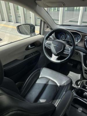 Grey Chrysler Pacifica 2018 in Vilnius, with an engine capacity of 3.61 L and mileage of 238 thousand km for 13800 €, photo 13 on AUTOMOTO.COM.LV