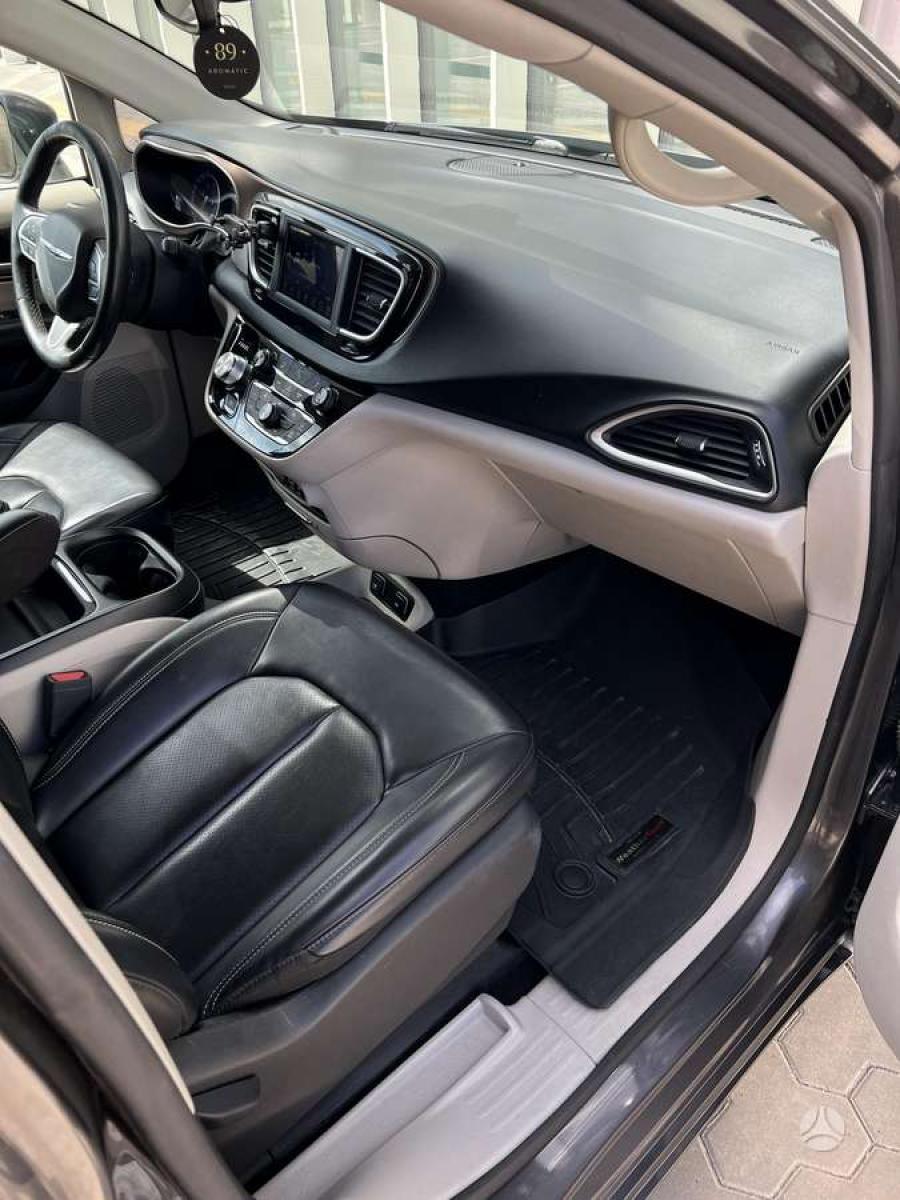 Grey Chrysler Pacifica 2018 in Vilnius, with an engine capacity of 3.61 L and mileage of 238 thousand km for 13800 €, photo 14 on AUTOMOTO.COM.LV