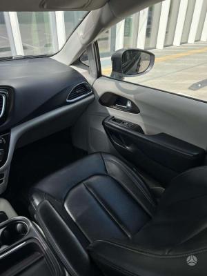 Grey Chrysler Pacifica 2018 in Vilnius, with an engine capacity of 3.61 L and mileage of 238 thousand km for 13800 €, photo 15 on AUTOMOTO.COM.LV