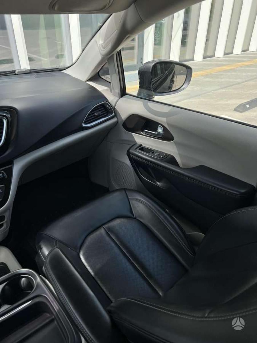 Grey Chrysler Pacifica 2018 in Vilnius, with an engine capacity of 3.61 L and mileage of 238 thousand km for 13800 €, photo 15 on AUTOMOTO.COM.LV