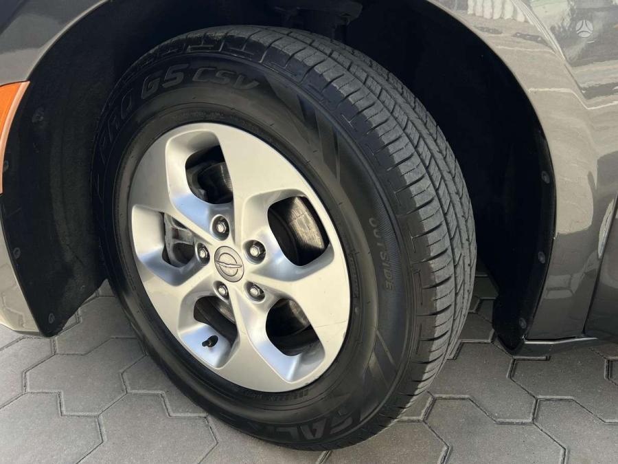 Grey Chrysler Pacifica 2018 in Vilnius, with an engine capacity of 3.61 L and mileage of 238 thousand km for 13800 €, photo 17 on AUTOMOTO.COM.LV