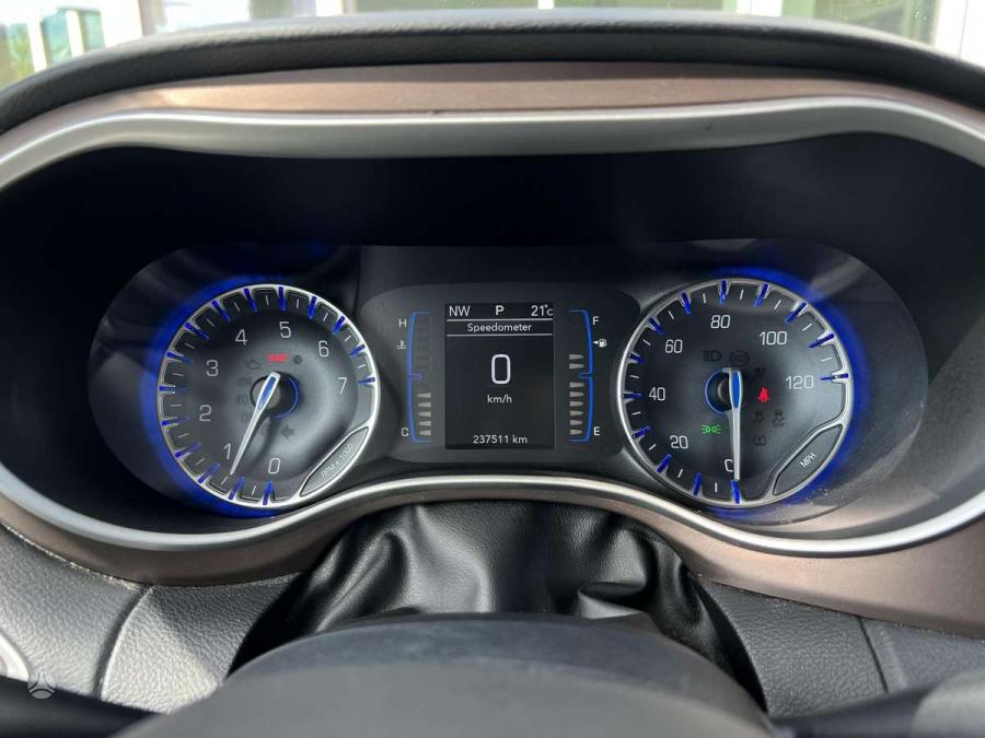 Grey Chrysler Pacifica 2018 in Vilnius, with an engine capacity of 3.61 L and mileage of 238 thousand km for 13800 €, photo 20 on AUTOMOTO.COM.LV