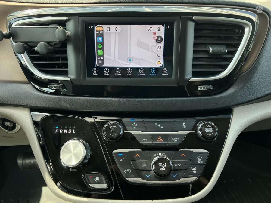 Grey Chrysler Pacifica 2018 in Vilnius, with an engine capacity of 3.61 L and mileage of 238 thousand km for 13800 €, photo 23 on AUTOMOTO.COM.LV