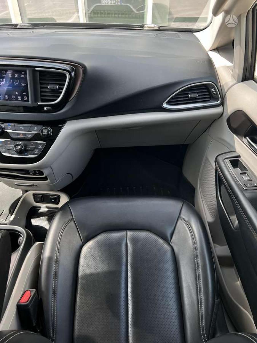 Grey Chrysler Pacifica 2018 in Vilnius, with an engine capacity of 3.61 L and mileage of 238 thousand km for 13800 €, photo 24 on AUTOMOTO.COM.LV