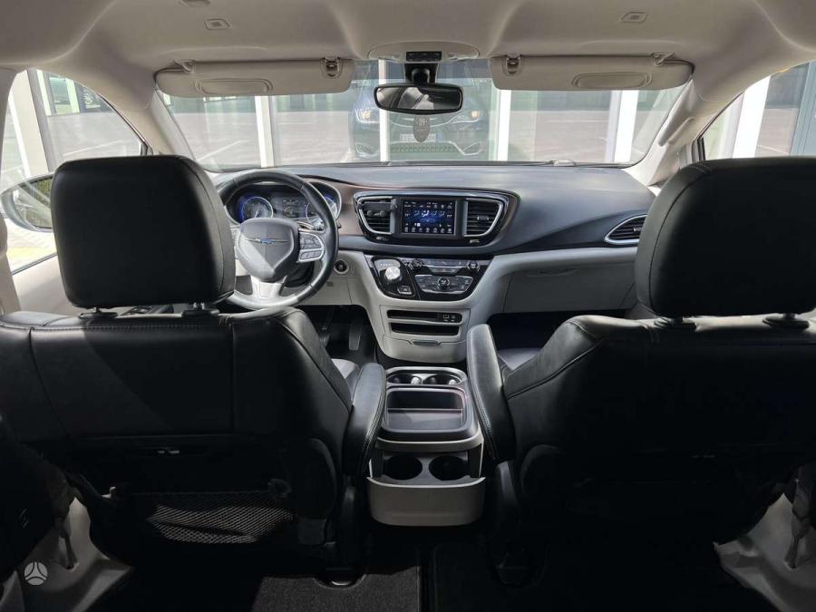 Grey Chrysler Pacifica 2018 in Vilnius, with an engine capacity of 3.61 L and mileage of 238 thousand km for 13800 €, photo 25 on AUTOMOTO.COM.LV