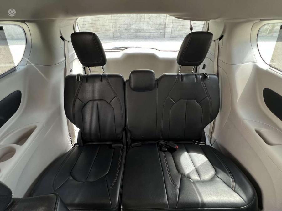 Grey Chrysler Pacifica 2018 in Vilnius, with an engine capacity of 3.61 L and mileage of 238 thousand km for 13800 €, photo 29 on AUTOMOTO.COM.LV
