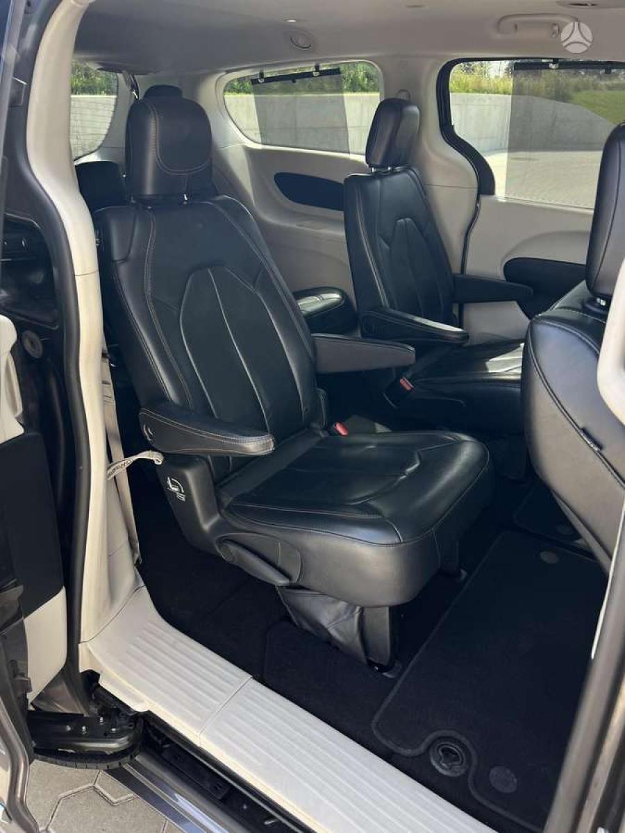 Grey Chrysler Pacifica 2018 in Vilnius, with an engine capacity of 3.61 L and mileage of 238 thousand km for 13800 €, photo 31 on AUTOMOTO.COM.LV