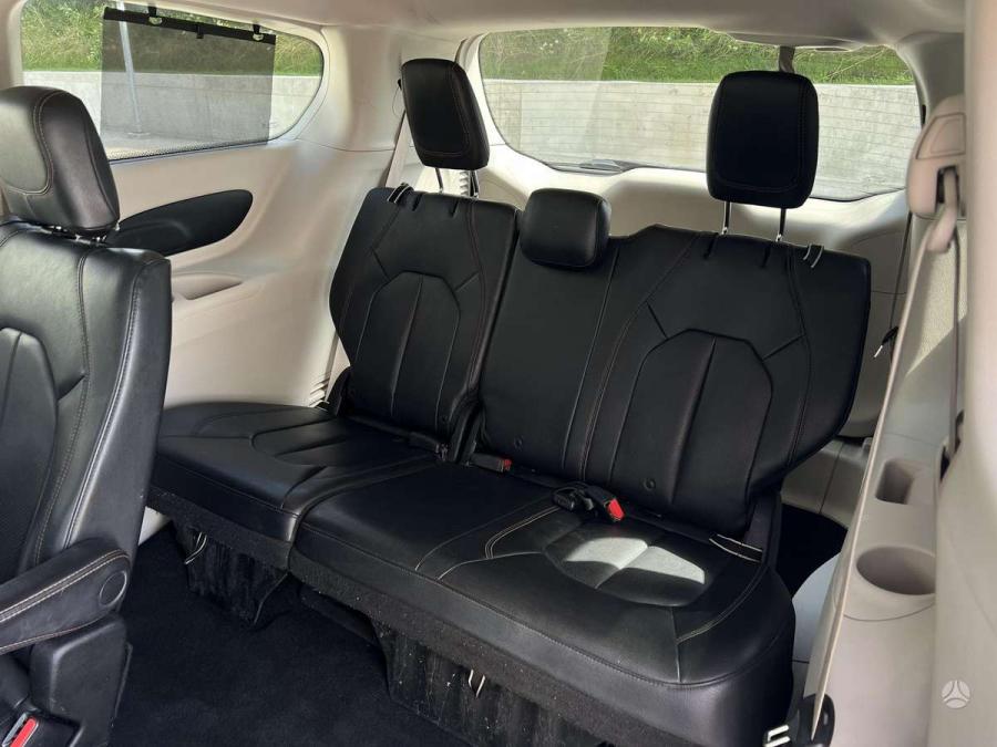 Grey Chrysler Pacifica 2018 in Vilnius, with an engine capacity of 3.61 L and mileage of 238 thousand km for 13800 €, photo 32 on AUTOMOTO.COM.LV
