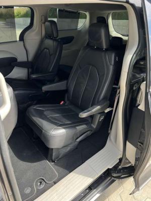 Grey Chrysler Pacifica 2018 in Vilnius, with an engine capacity of 3.61 L and mileage of 238 thousand km for 13800 €, photo 33 on AUTOMOTO.COM.LV