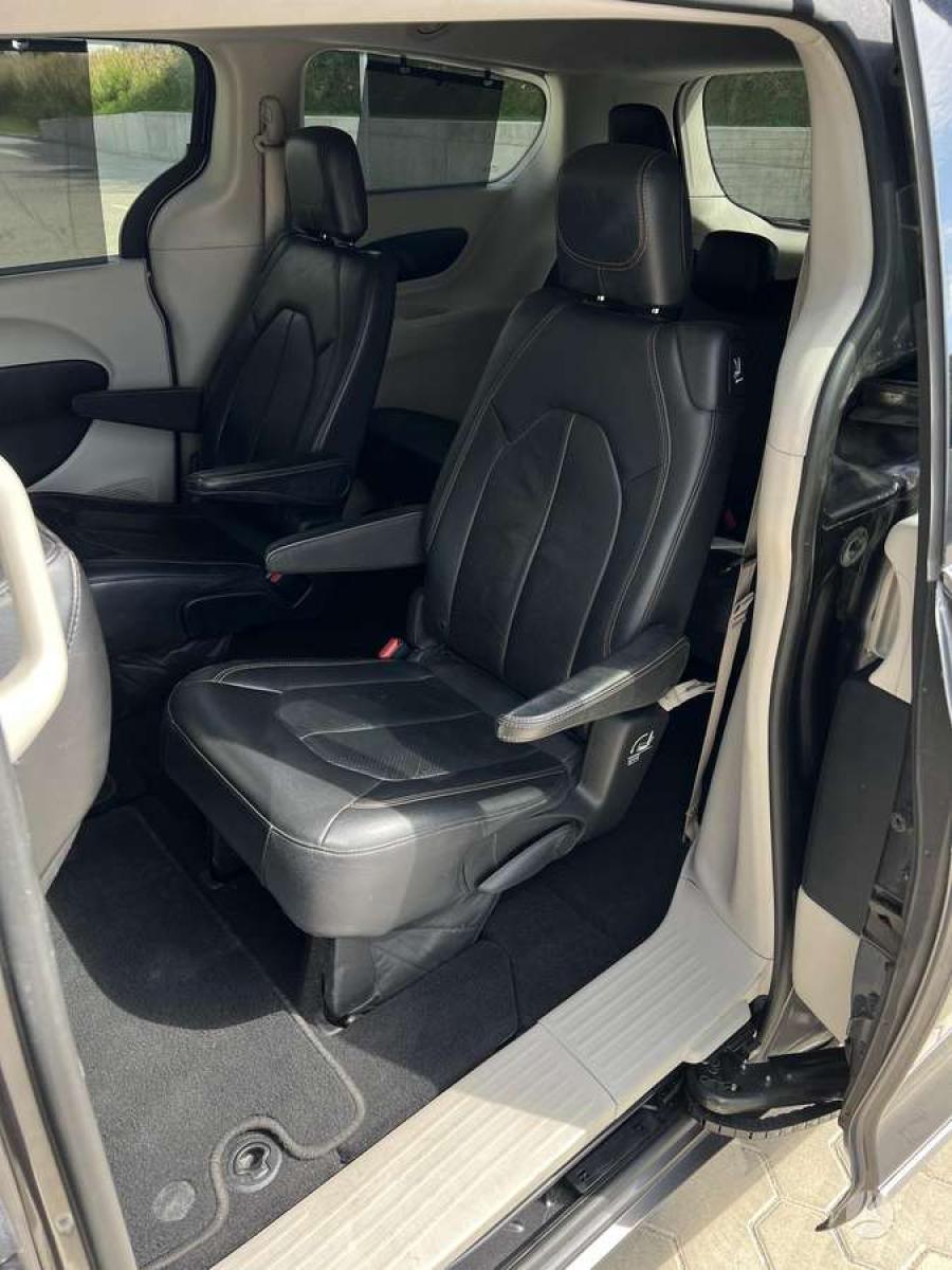 Grey Chrysler Pacifica 2018 in Vilnius, with an engine capacity of 3.61 L and mileage of 238 thousand km for 13800 €, photo 33 on AUTOMOTO.COM.LV
