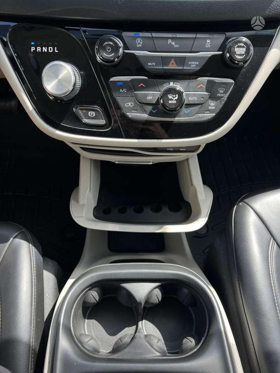 Grey Chrysler Pacifica 2018 in Vilnius, with an engine capacity of 3.61 L and mileage of 238 thousand km for 13800 €, photo 35 on AUTOMOTO.COM.LV