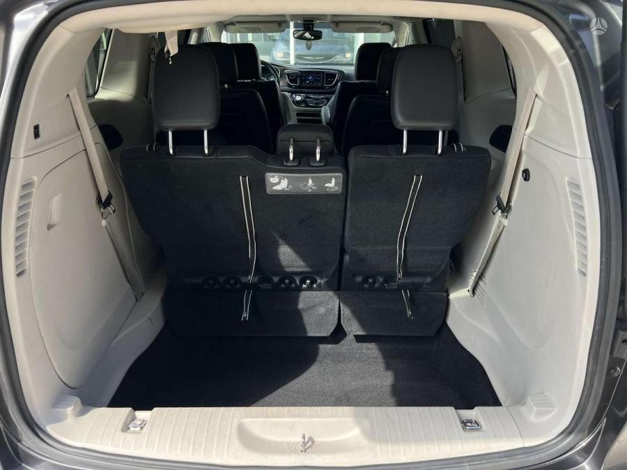 Grey Chrysler Pacifica 2018 in Vilnius, with an engine capacity of 3.61 L and mileage of 238 thousand km for 13800 €, photo 36 on AUTOMOTO.COM.LV