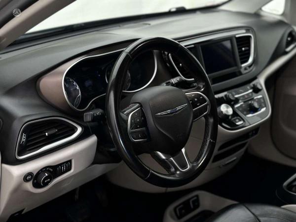 Grey Chrysler Pacifica 2018 in Vilnius, with an engine capacity of 3.60 L and mileage of 143 thousand km for 17200 €, photo 9 on AUTOMOTO.COM.LV