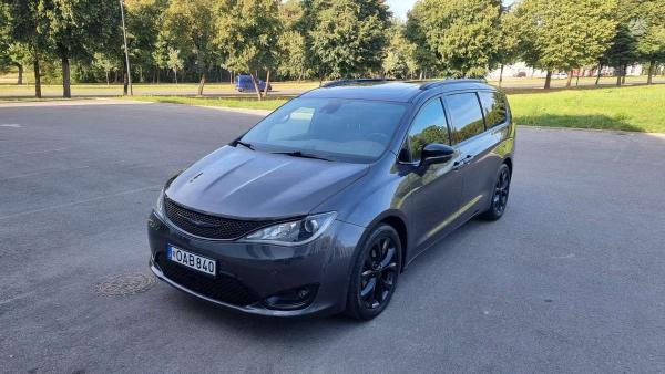 Pelēks Chrysler Pacifica 2018 Kauņa, ar dzinēja tilpumu 3.60 L un nobraukumu 129 tūkst. km par 21500 €, foto 2 vietnē AUTOMOTO.COM.LV