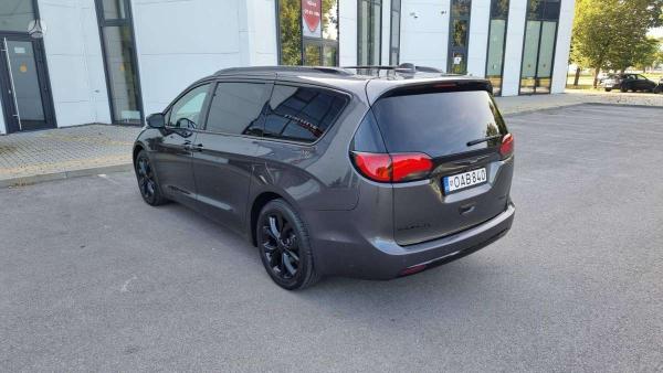 Pelēks Chrysler Pacifica 2018 Kauņa, ar dzinēja tilpumu 3.60 L un nobraukumu 129 tūkst. km par 21500 €, foto 5 vietnē AUTOMOTO.COM.LV