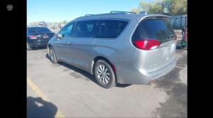 Pelēks Chrysler Pacifica 2018 Kauņa, ar dzinēja tilpumu 3.61 L un nobraukumu 148 tūkst. km par 9999 €, foto 3 vietnē AUTOMOTO.COM.LV