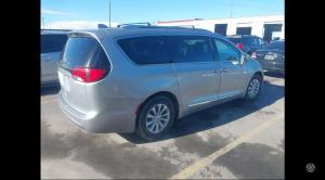Pelēks Chrysler Pacifica 2018 Kauņa, ar dzinēja tilpumu 3.61 L un nobraukumu 148 tūkst. km par 9999 €, foto 4 vietnē AUTOMOTO.COM.LV
