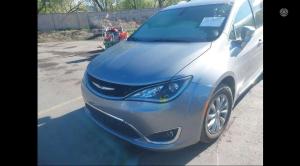 Pelēks Chrysler Pacifica 2018 Kauņa, ar dzinēja tilpumu 3.61 L un nobraukumu 148 tūkst. km par 9999 €, foto 5 vietnē AUTOMOTO.COM.LV