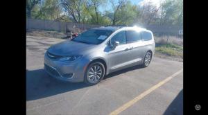 Pelēks Chrysler Pacifica 2018 Kauņa, ar dzinēja tilpumu 3.61 L un nobraukumu 148 tūkst. km par 9999 €, foto 6 vietnē AUTOMOTO.COM.LV