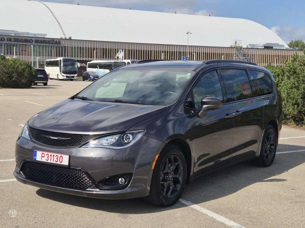 Grey Chrysler Pacifica 2018 in Siauliai, with an engine capacity of 3.60 L and mileage of 156 thousand km for 14600 €, photo 3 on AUTOMOTO.COM.LV