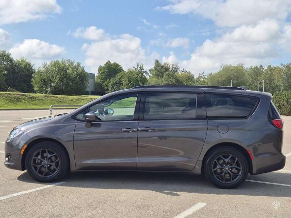 Grey Chrysler Pacifica 2018 in Siauliai, with an engine capacity of 3.60 L and mileage of 156 thousand km for 14600 €, photo 5 on AUTOMOTO.COM.LV