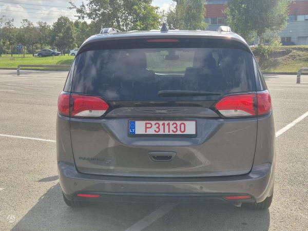 Grey Chrysler Pacifica 2018 in Siauliai, with an engine capacity of 3.60 L and mileage of 156 thousand km for 14600 €, photo 9 on AUTOMOTO.COM.LV