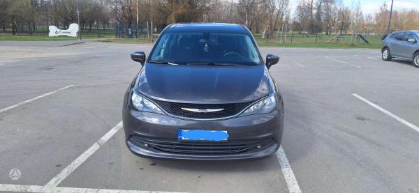 Pelēks Chrysler Pacifica 2018 Panevēža, ar dzinēja tilpumu 3.60 L un nobraukumu 98 tūkst. km par 13500 €, foto 1 vietnē AUTOMOTO.COM.LV