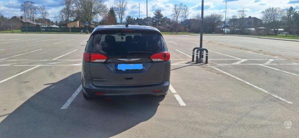 Pelēks Chrysler Pacifica 2018 Panevēža, ar dzinēja tilpumu 3.60 L un nobraukumu 98 tūkst. km par 13500 €, foto 4 vietnē AUTOMOTO.COM.LV