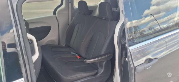 Pelēks Chrysler Pacifica 2018 Panevēža, ar dzinēja tilpumu 3.60 L un nobraukumu 98 tūkst. km par 13500 €, foto 7 vietnē AUTOMOTO.COM.LV
