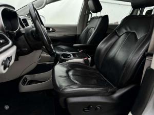 Grey Chrysler Pacifica 2018 in Vilnius, with an engine capacity of 3.60 L and mileage of 143 thousand km for 17200 €, photo 11 on AUTOMOTO.COM.LV