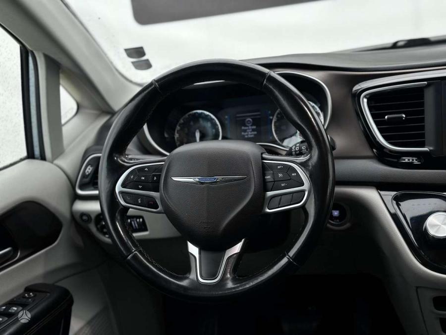 Grey Chrysler Pacifica 2018 in Vilnius, with an engine capacity of 3.60 L and mileage of 143 thousand km for 17200 €, photo 21 on AUTOMOTO.COM.LV