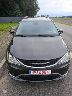 Grey Chrysler Pacifica 2018 in Kaunas, with an engine capacity of 3.61 L and mileage of 262 thousand km for 13500 €, photo 3 on AUTOMOTO.COM.LV