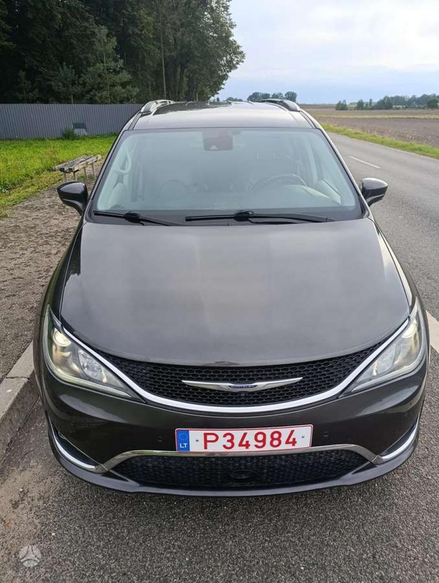 Grey Chrysler Pacifica 2018 in Kaunas, with an engine capacity of 3.61 L and mileage of 262 thousand km for 13500 €, photo 3 on AUTOMOTO.COM.LV
